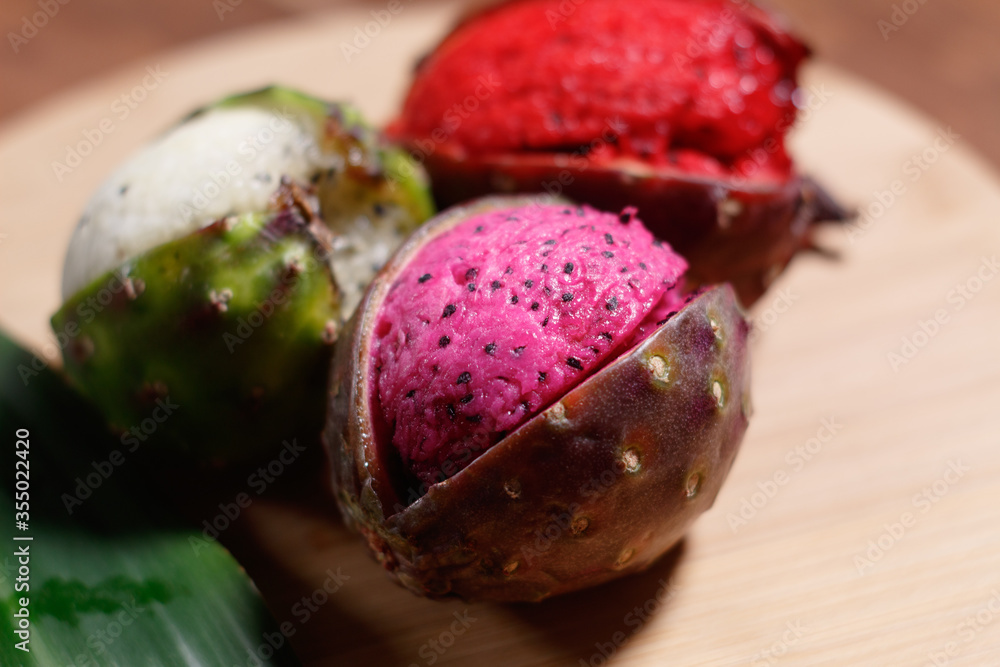Fotografia do Stock: Pitaya roja blanca y morada fruta exotica de ...