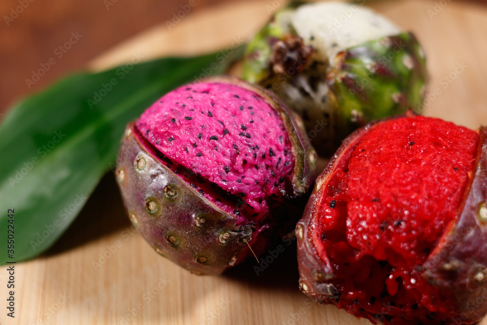 Pitaya roja blanca y morada fruta exotica de Mexico del Nopal Cactus en ...
