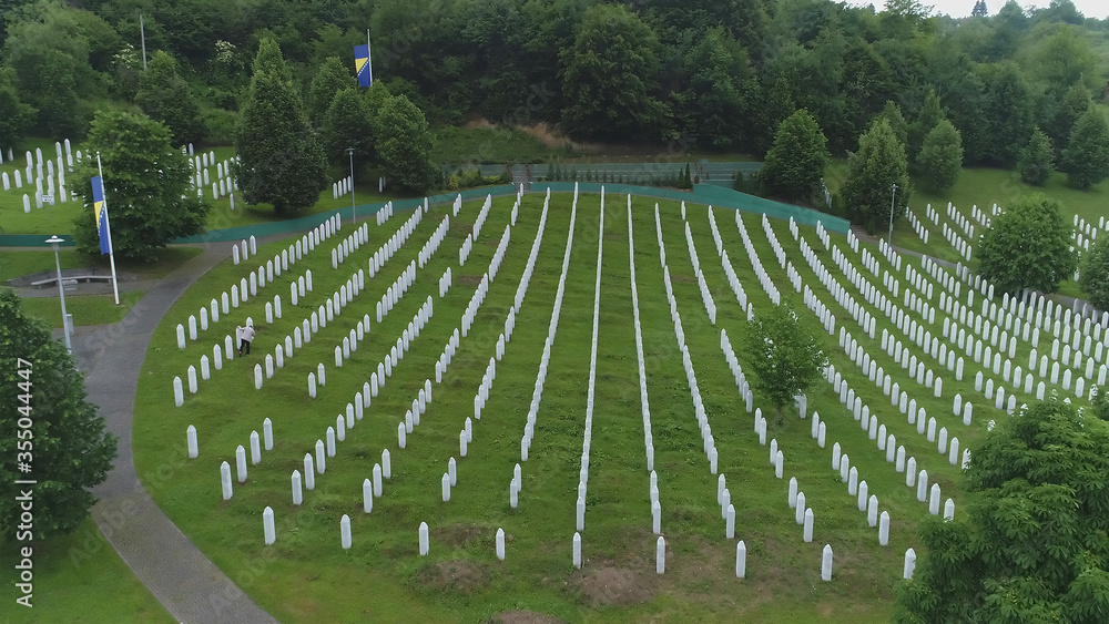 Foto de Srebrenica, Bosnia-Herzegovina, June 01 2020: Srebrenica-Potocari memorial and cemetery ...