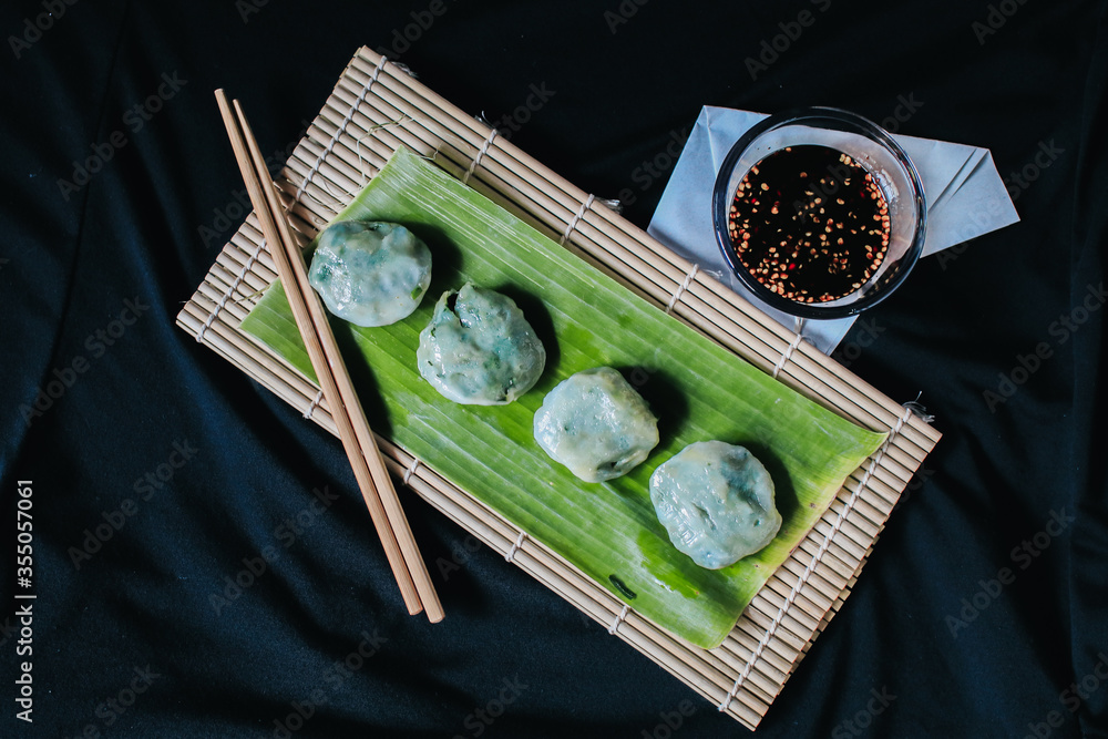 Foto de Kanom Gui Chai,Steamed Dumpling stuffed with Garlic Chives and ...