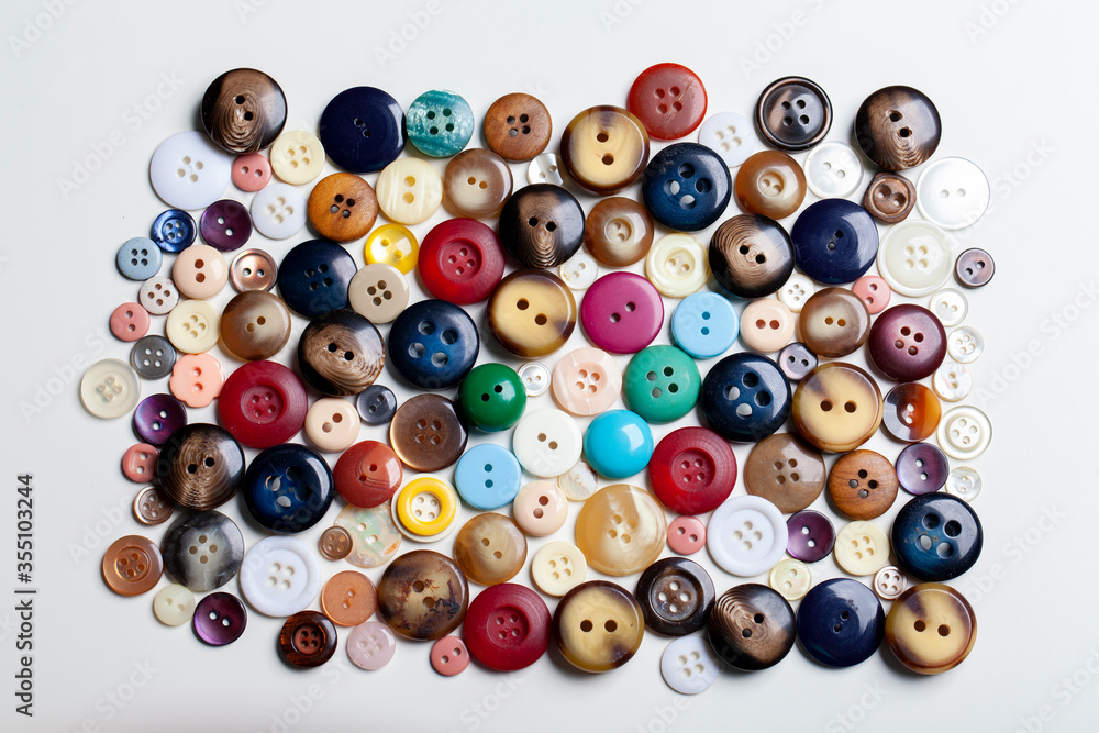 Botones de diferentes colores sobre fondo blanco foto de Stock | Adobe ...