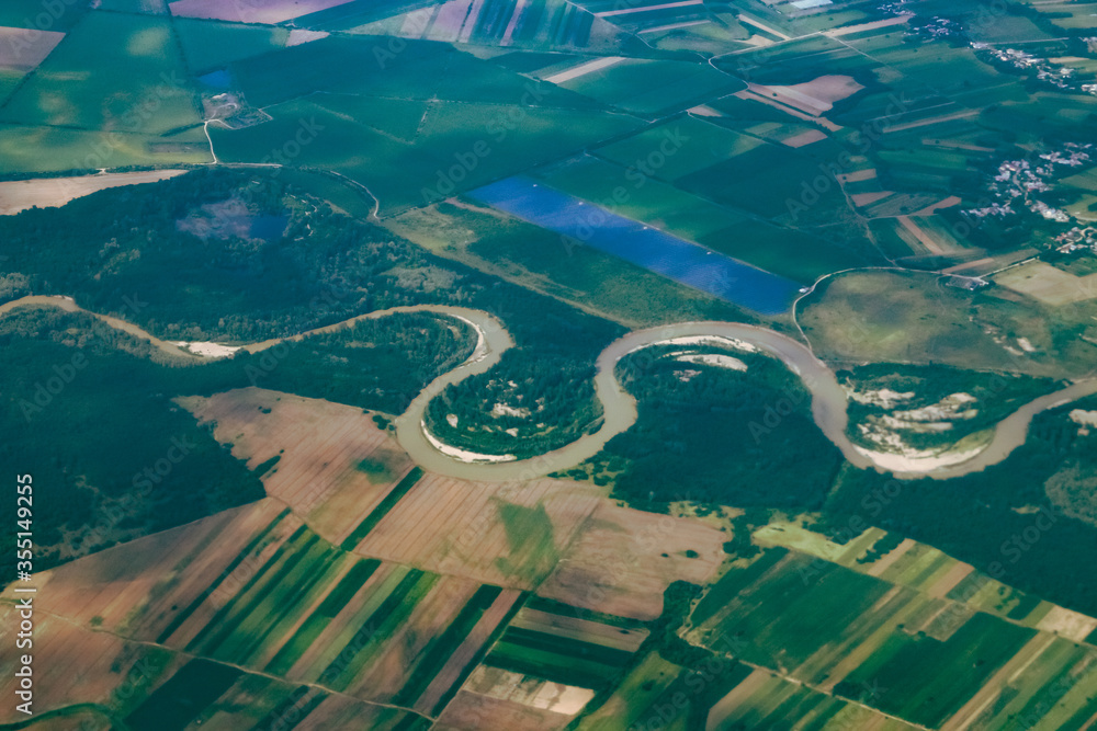 Meandros del río Arges junto al pueblo de Mărunțișu en Rumanía ...