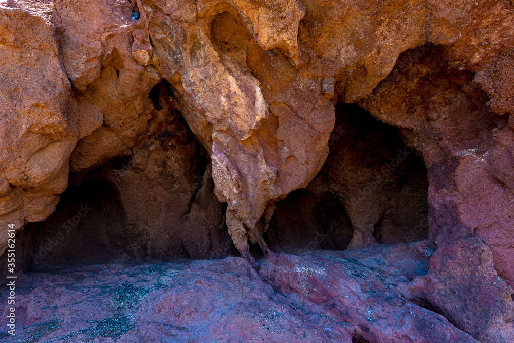 Foto de caves from the prehispanic era in the canary islands home to ...