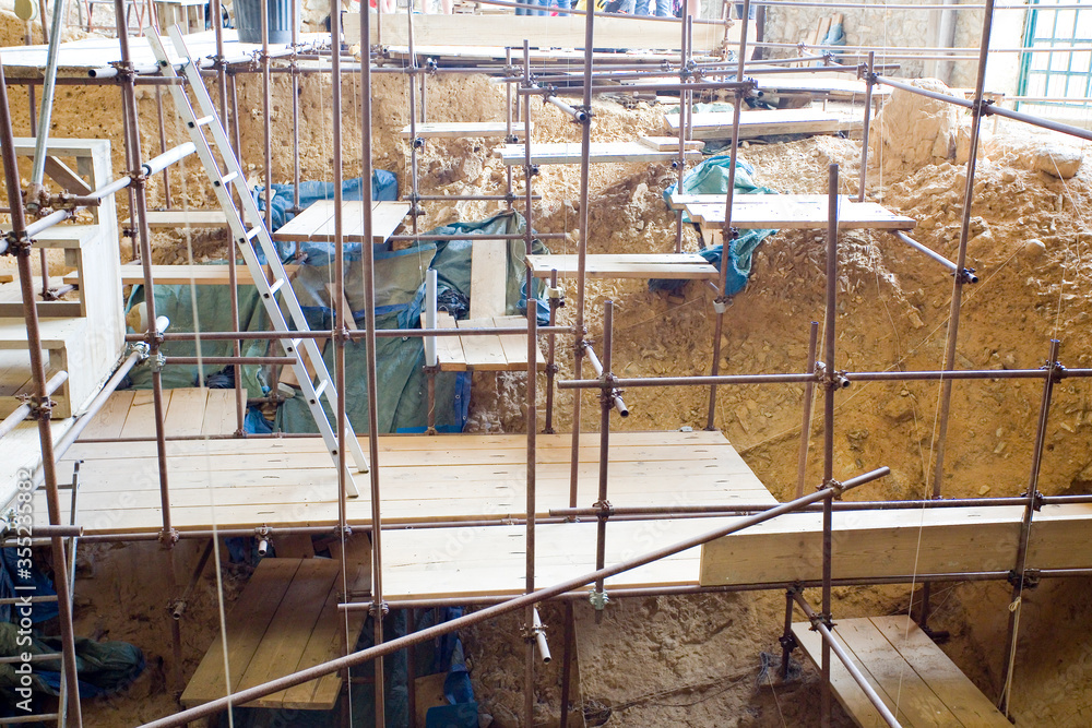 Caune de l'Arago site (France), where fossils and stone tools of Homo ...