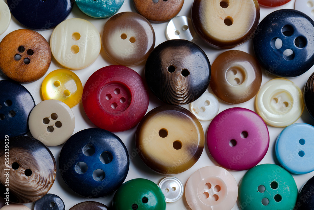 Botones de diferentes colores sobre fondo blanco Stock Photo | Adobe Stock