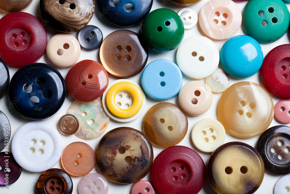 Botones de diferentes colores sobre fondo blanco Stock Photo | Adobe Stock