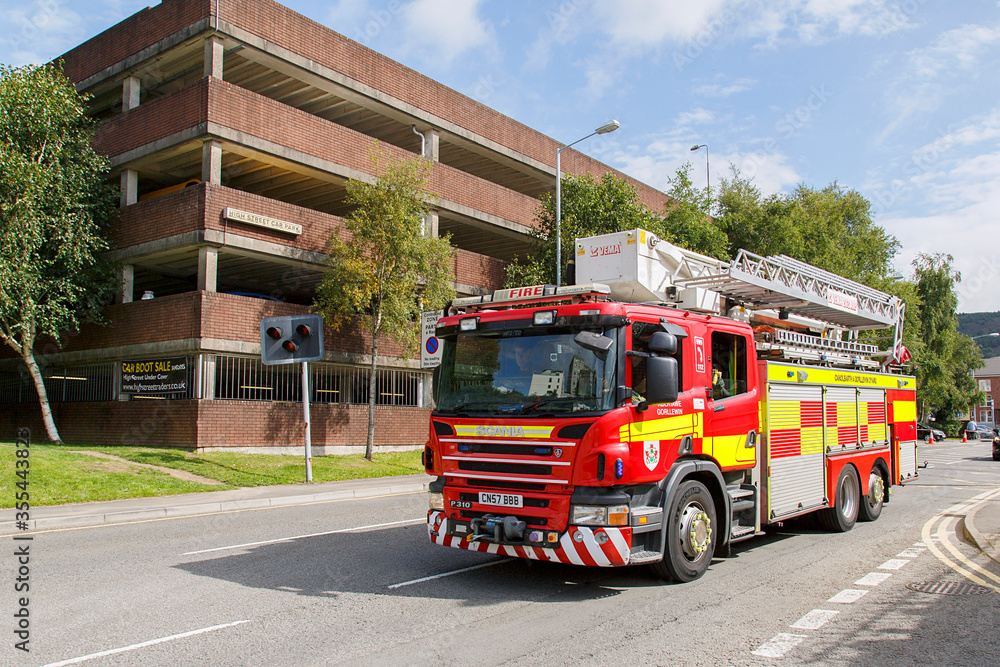 Fotka „Swansea, UK: August 13, 2017: A Scania fire engine responds to ...