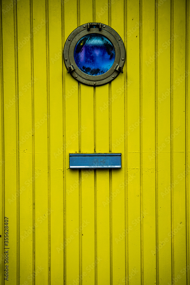 texture di porta gialla con oblò azzurro e righe verticali Stock Photo ...
