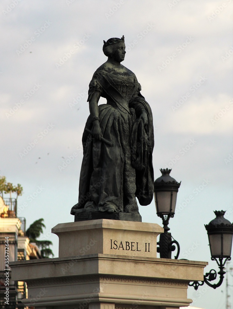 Estatua de la reina Isabel II en una plaza de Madrid Stock Photo ...