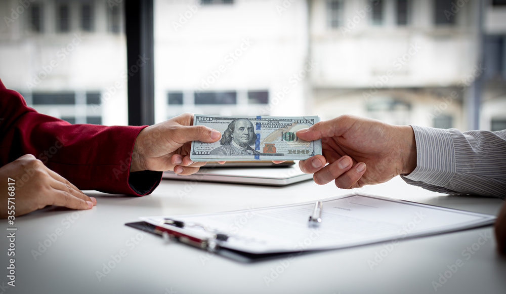 Businessmen give dollars to bribe employees in signing contracts to buy ...