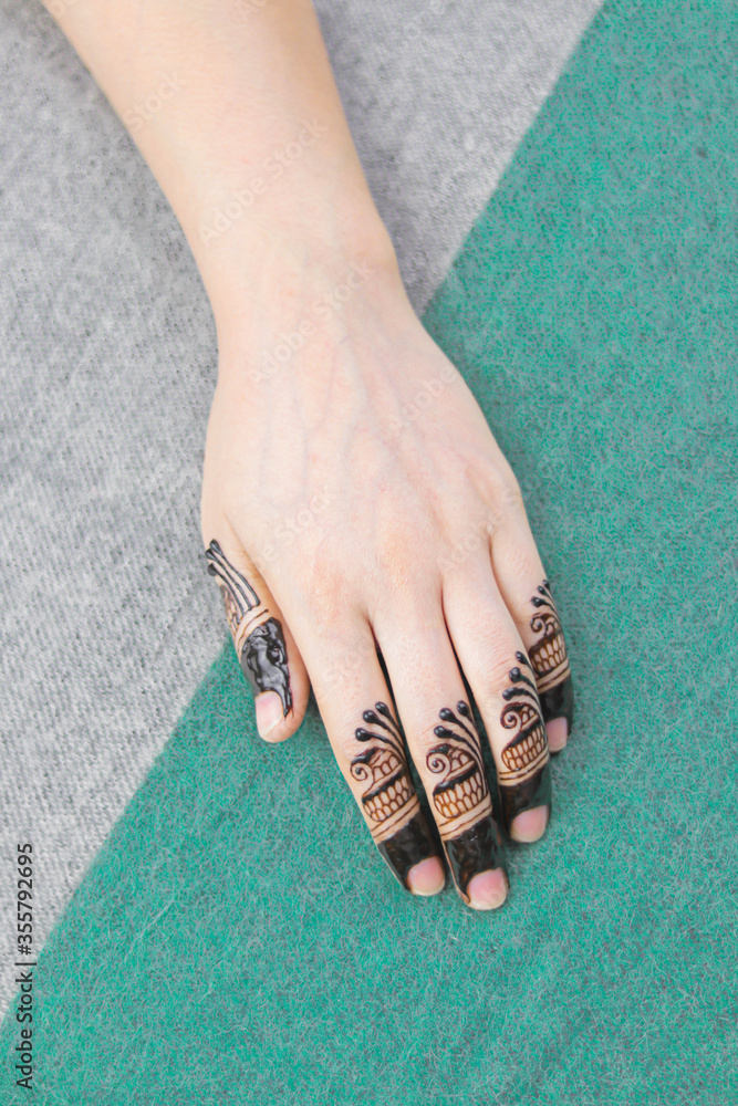 Henna Finger