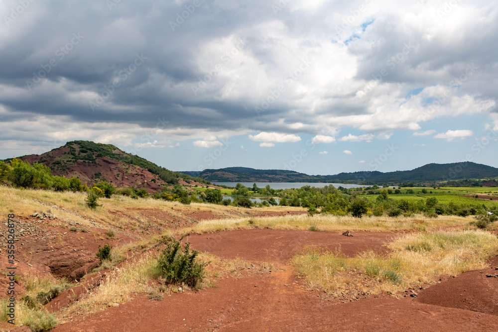 Paysage de roches rouges autour du Lac du Salagou (Occitanie, France ...