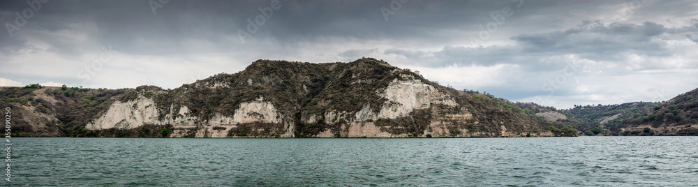 Panoramica de montaña o cerro a un costado de un lago en México con ...