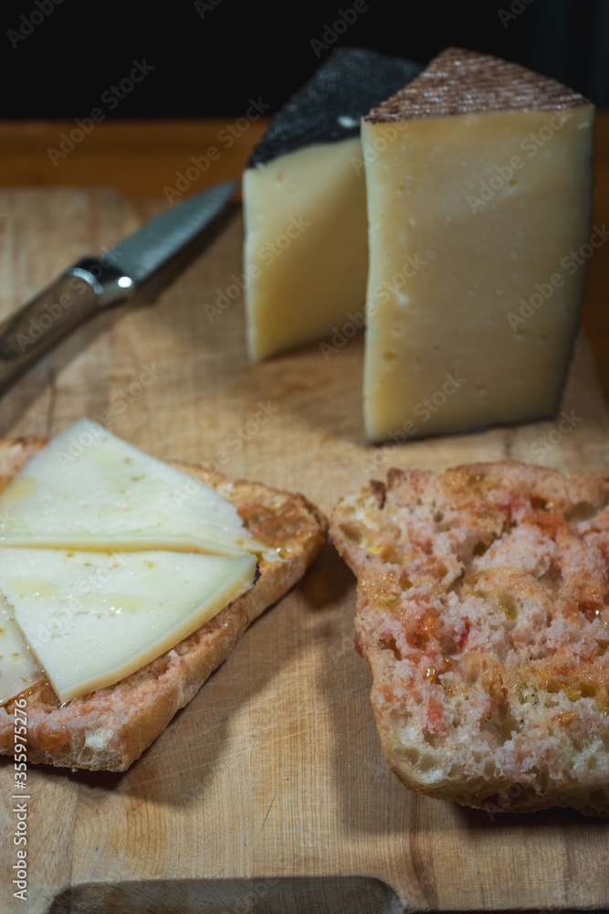 Queso manchego, chorizo. fuet, embutidos Españoles, tabla de madera ...