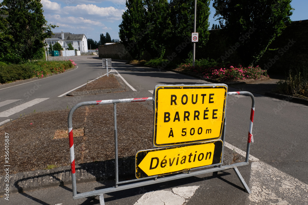 Panneau de signalisation indiquant une route barrée et une déviation ...
