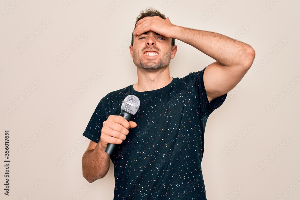 Foto Stock Young handsome singer man with blue eyes singing using ...