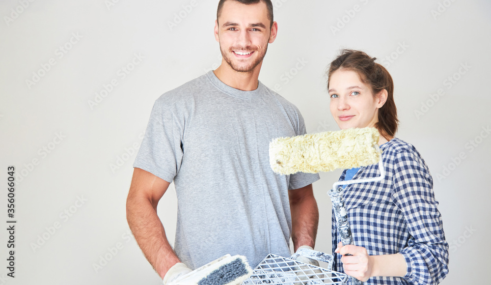 Junges Paar als Heimwerker mit Farbroller Stock Photo | Adobe Stock