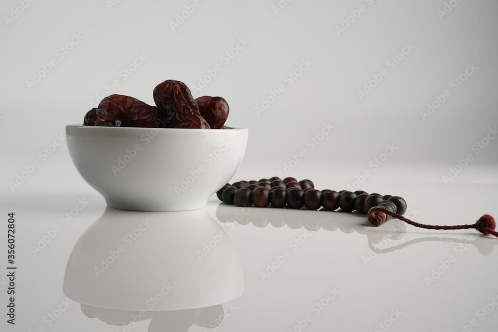 Foto de Arabic word "Alquran nur karim, mashaf uthmani" meaning "Holy ...