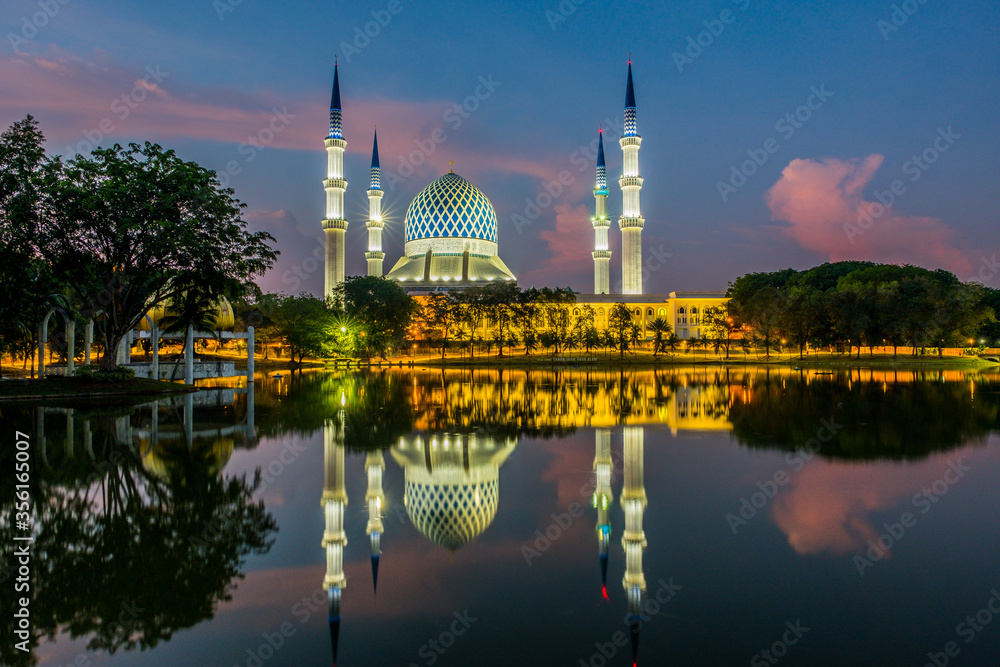 The Sultan Salahuddin Abdul Aziz Shah Mosque is the state mosque of ...