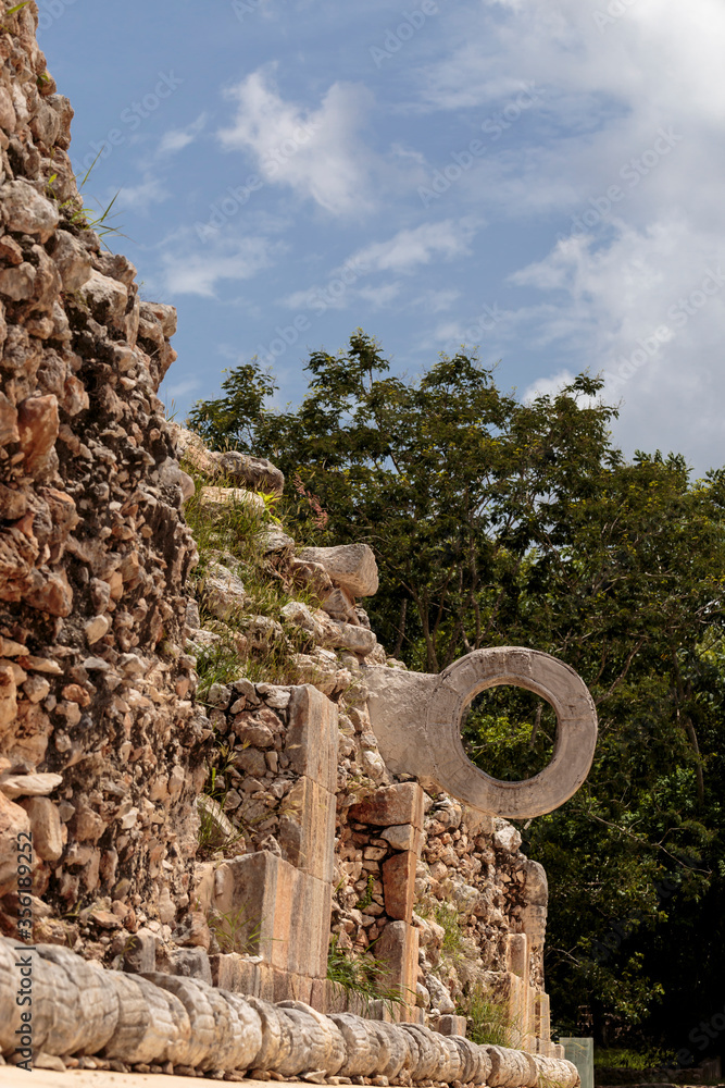Foto de Mesoamerican ballgame, remains of ancient mayan ballcourt goal ...