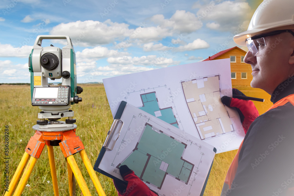 Foto Stock Surveyor. A man with construction documents next to ...