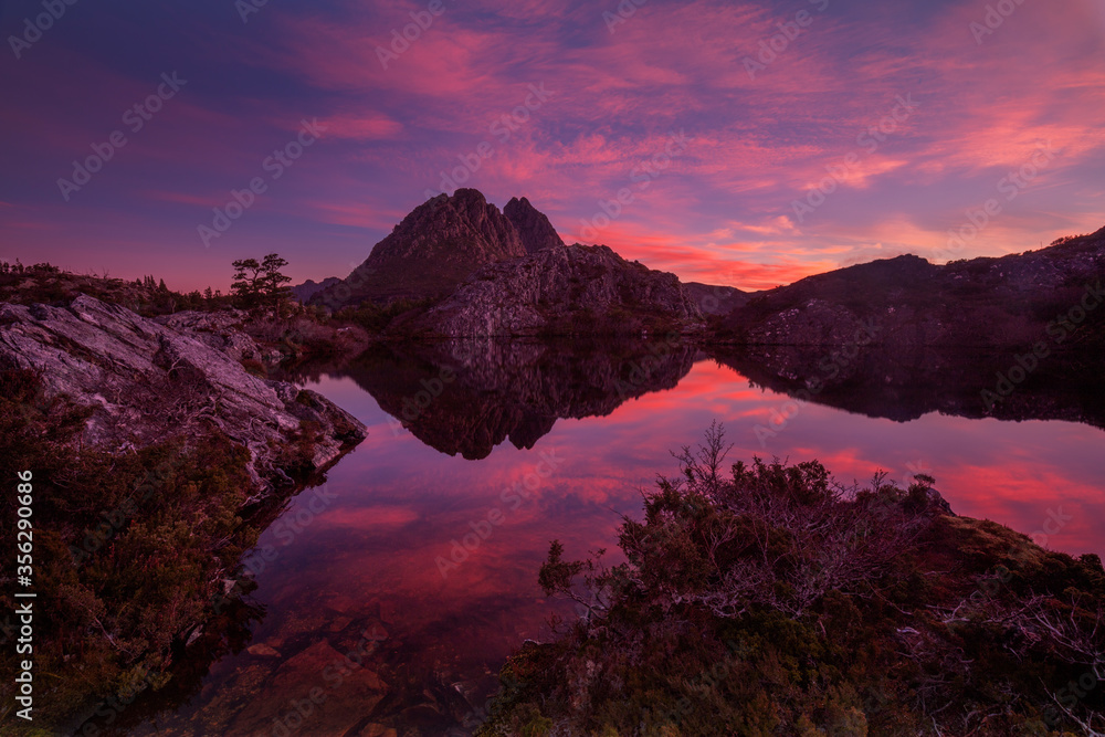 Beautiful autumn sunset over Cradle Mountain and Twisted Lakes.Central ...