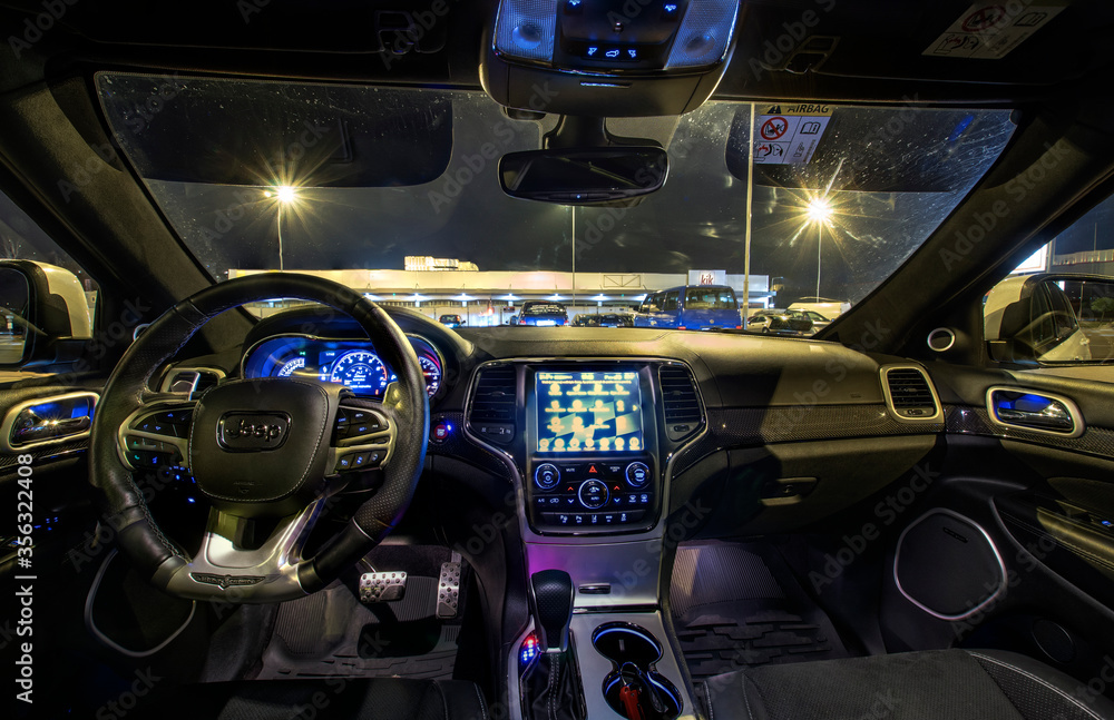 cockpit and steering wheel Jeep Grand Cherokee Trackhawk Stock Photo ...