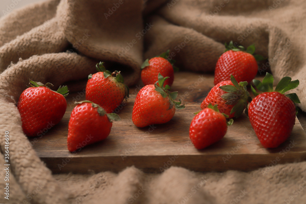 bodegón de fresas en madera desgastada en tonos marrones Stock Photo ...