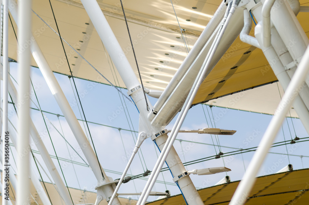 architecture with elements formed by tie rods that join with steel ...