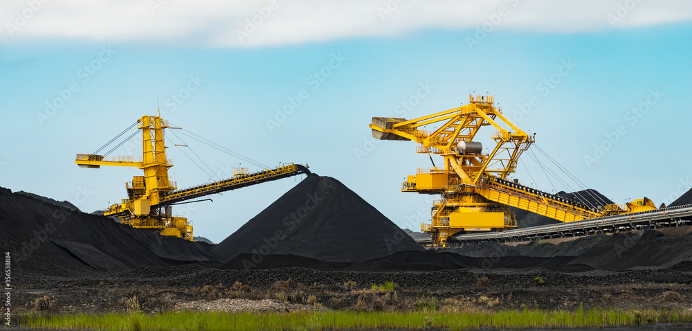 Coal mining machinery, heavy equipment sorting and grading fossil fuels ...