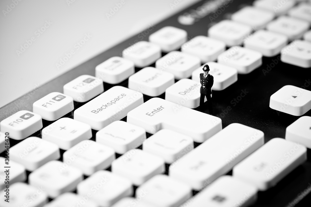 Foto de Miniature Police officer on top of computer keyboard. Internet ...