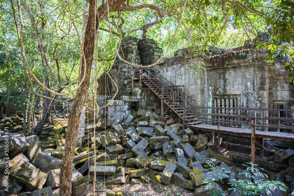 Foto de Beng Mealea Temple is a temple in the Angkor Wat style located ...