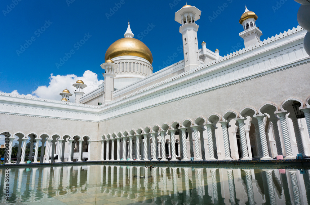 Architecture of Masjid Sultan Omar Ali Saifuddin Mosque in Bandar Seri ...
