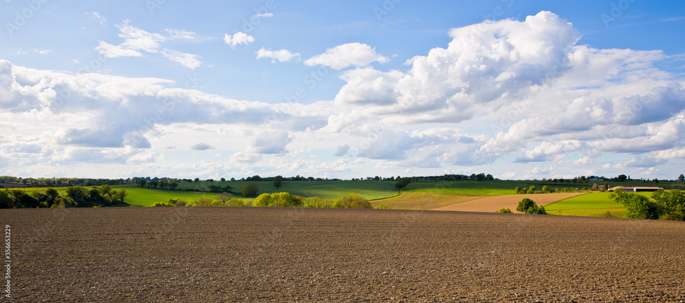 Paysage de campagne, champ labouré par le paysan en France au printemps ...