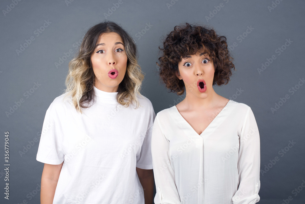 Foto de Headshot of goofy surprised bug-eyed young woman student ...