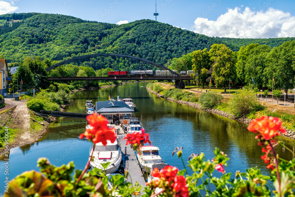 Die Lahn an ihrer Mündung in den Rhein in Lahnstein foto de Stock ...