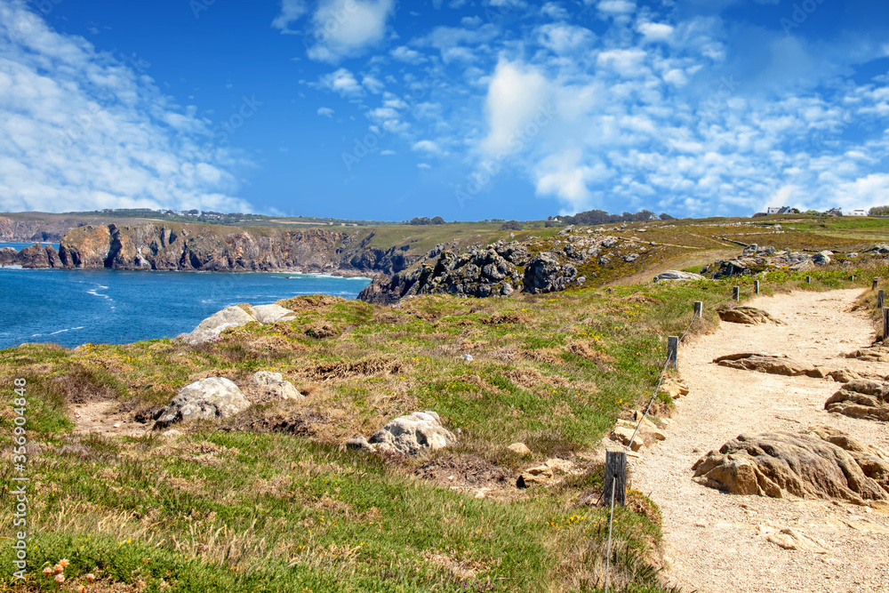 Pointe du Van. Sentier côtier sur la côte rocheuse. Finistère. Bretagne ...