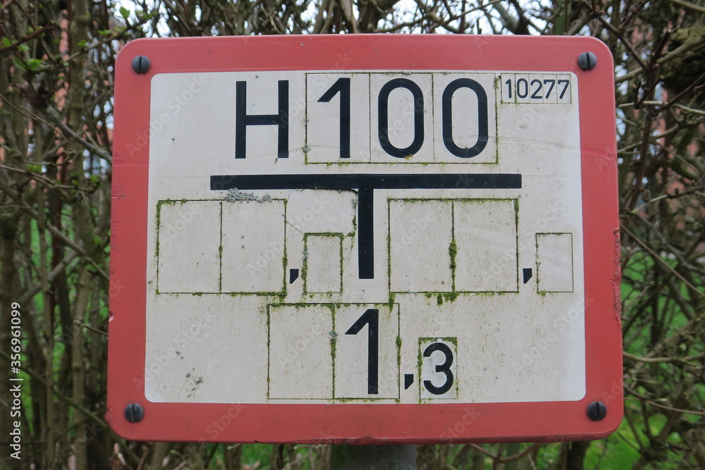 Hinweisschild Hydrant Stock Photo | Adobe Stock