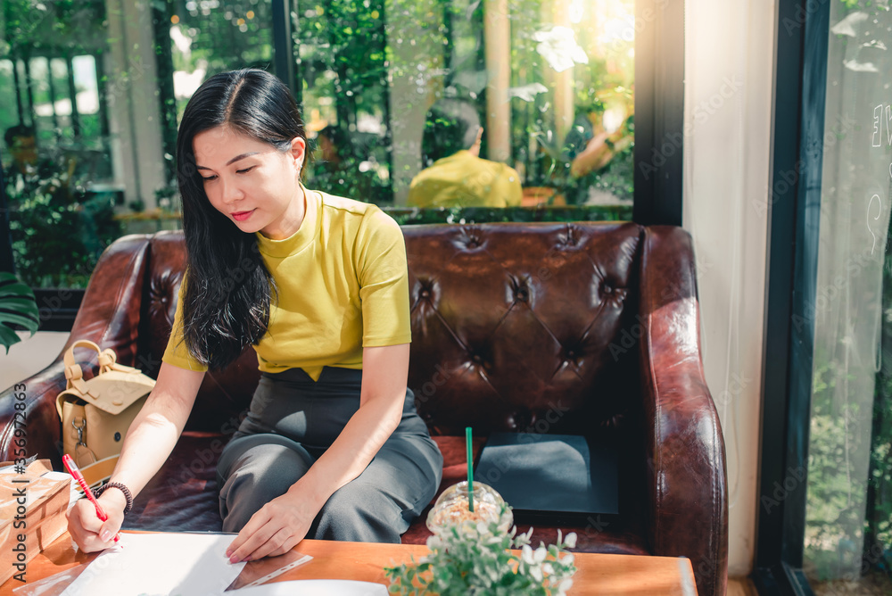 Beautiful Asian women wear yellow shirts to work on holidays. Beautiful ...