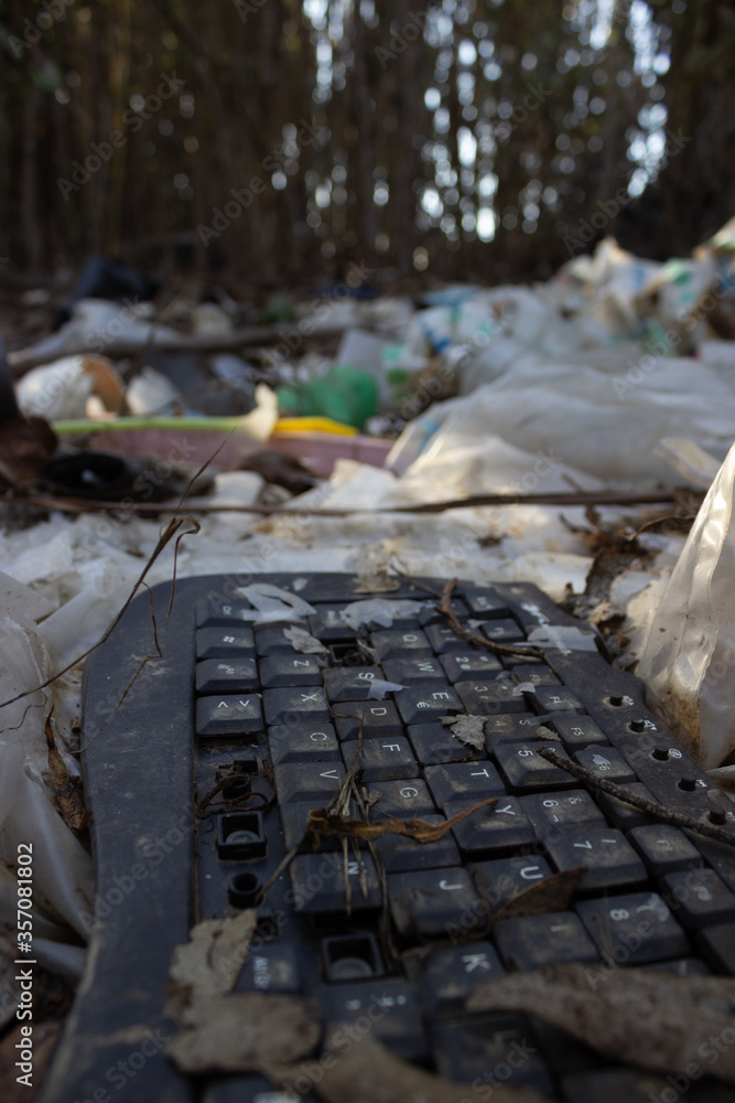 Foto de Basura: Teclado de Computador Roto Tirado como Desecho do Stock ...