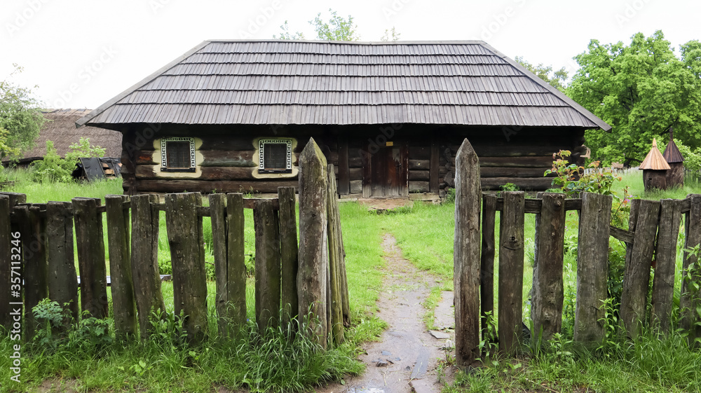 The old house of peasants in the museum Pirogovo. National Museum of ...
