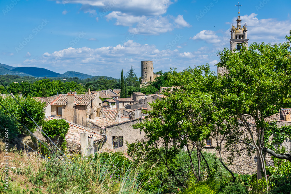 Cucuron, village du Vaucluse dans le massif du Luberon. Stock Photo ...