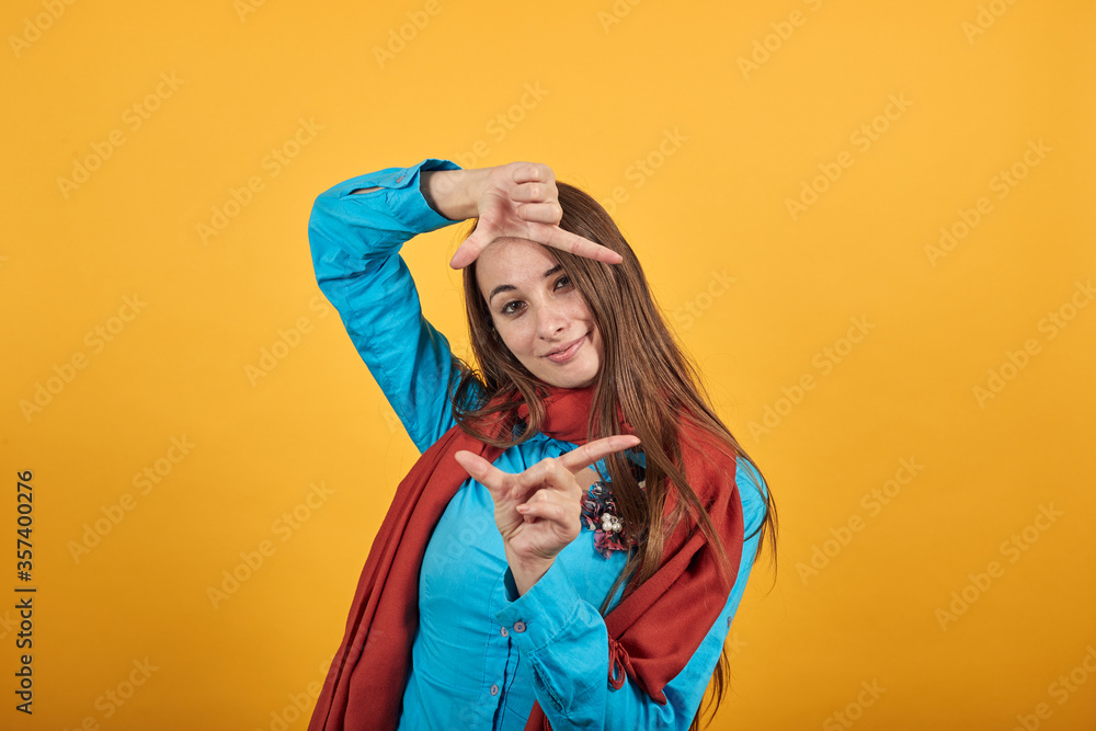 Foto de Hands making photo frame, fingers framing distance, photography ...