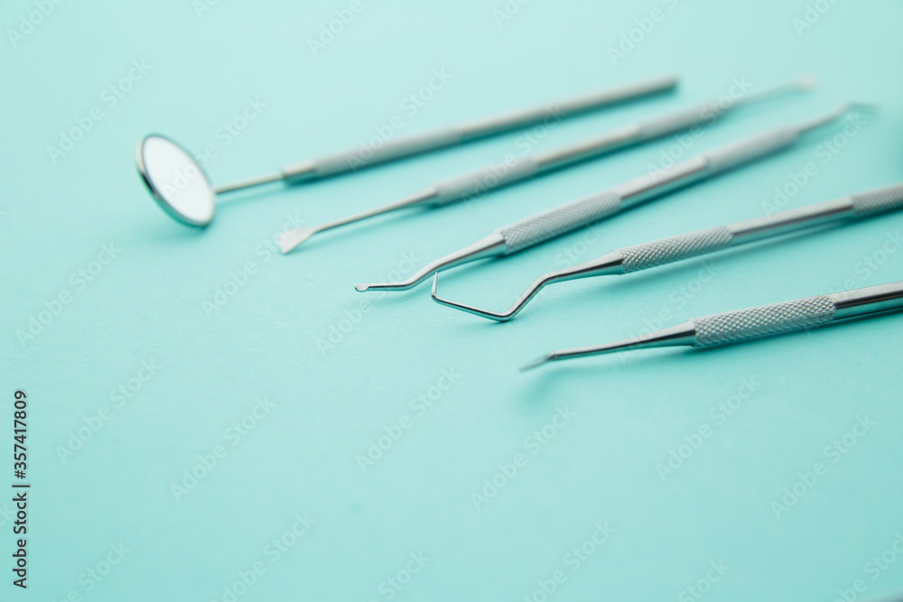 Foto de Professional Dentist tools in dental office: dentist mirror ...