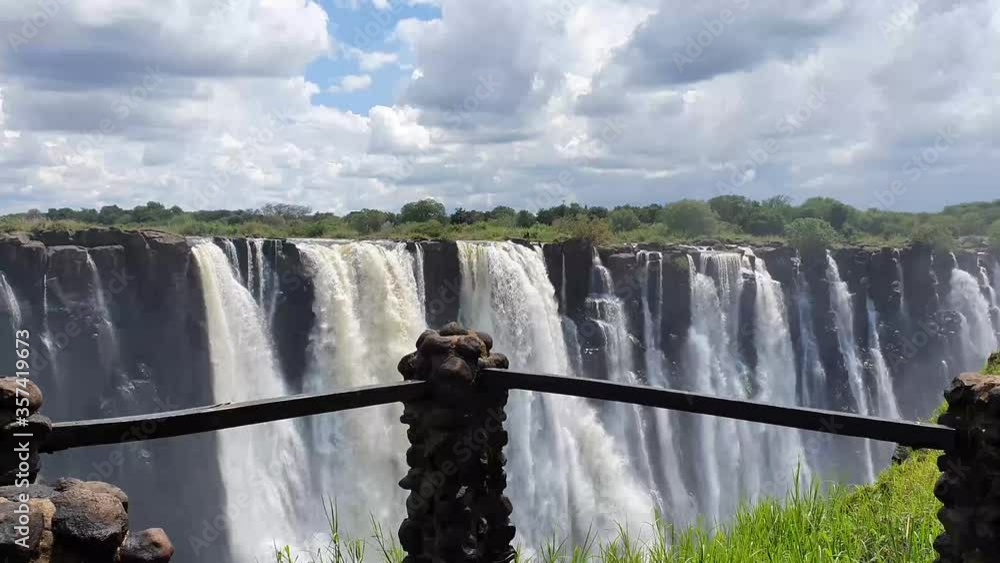 Video „Walking along the Stunning Victoria Falls, the largest Waterfall ...