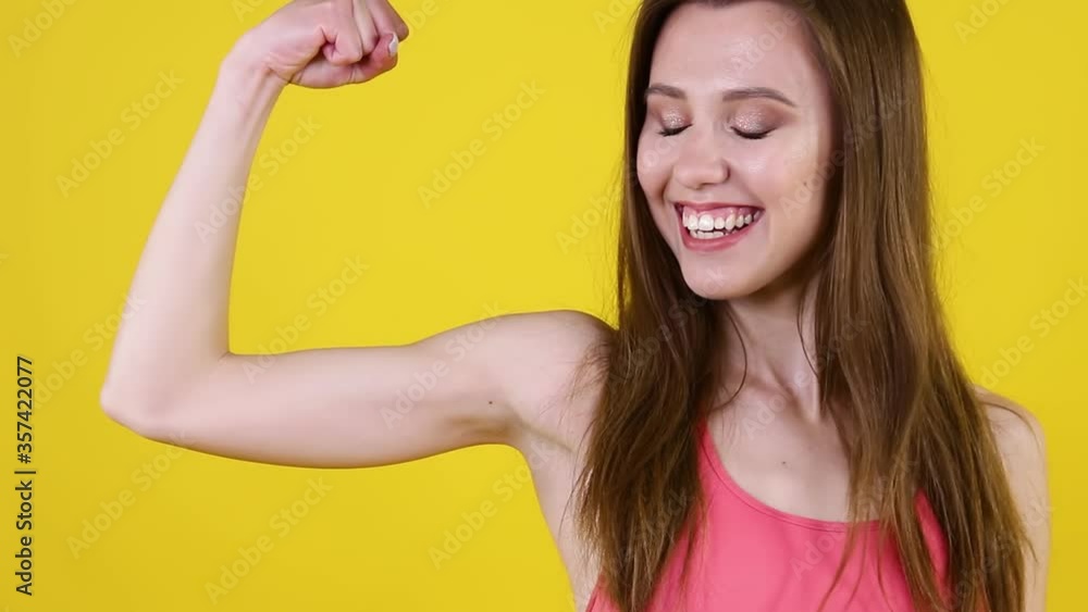 Video „Young cute sporty smiling brunette woman while she shows her ...