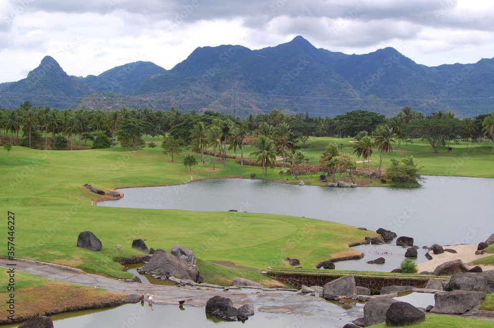 Foto de Golf course with trees, mountain, and lake at Mount Malarayat ...