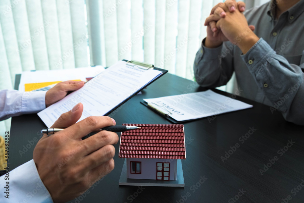 Presentation of the contract, signing the contract of sale of houses ...