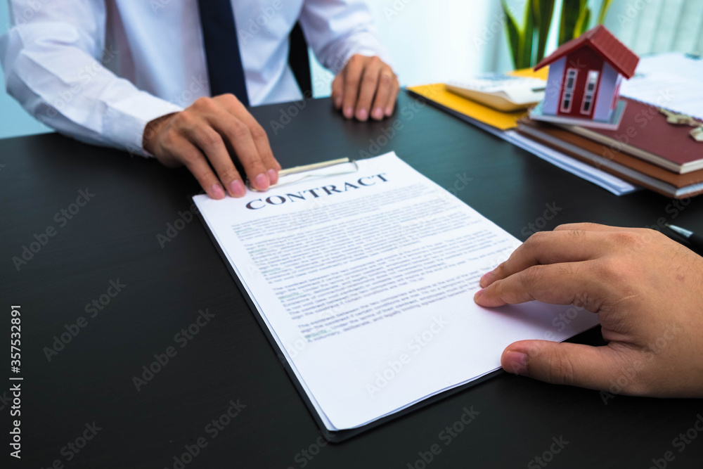 Presentation of the contract, signing the contract of sale of houses ...