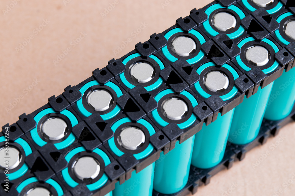 Foto de Battery of 18650 cells ready for wiring. Positive terminals up ...